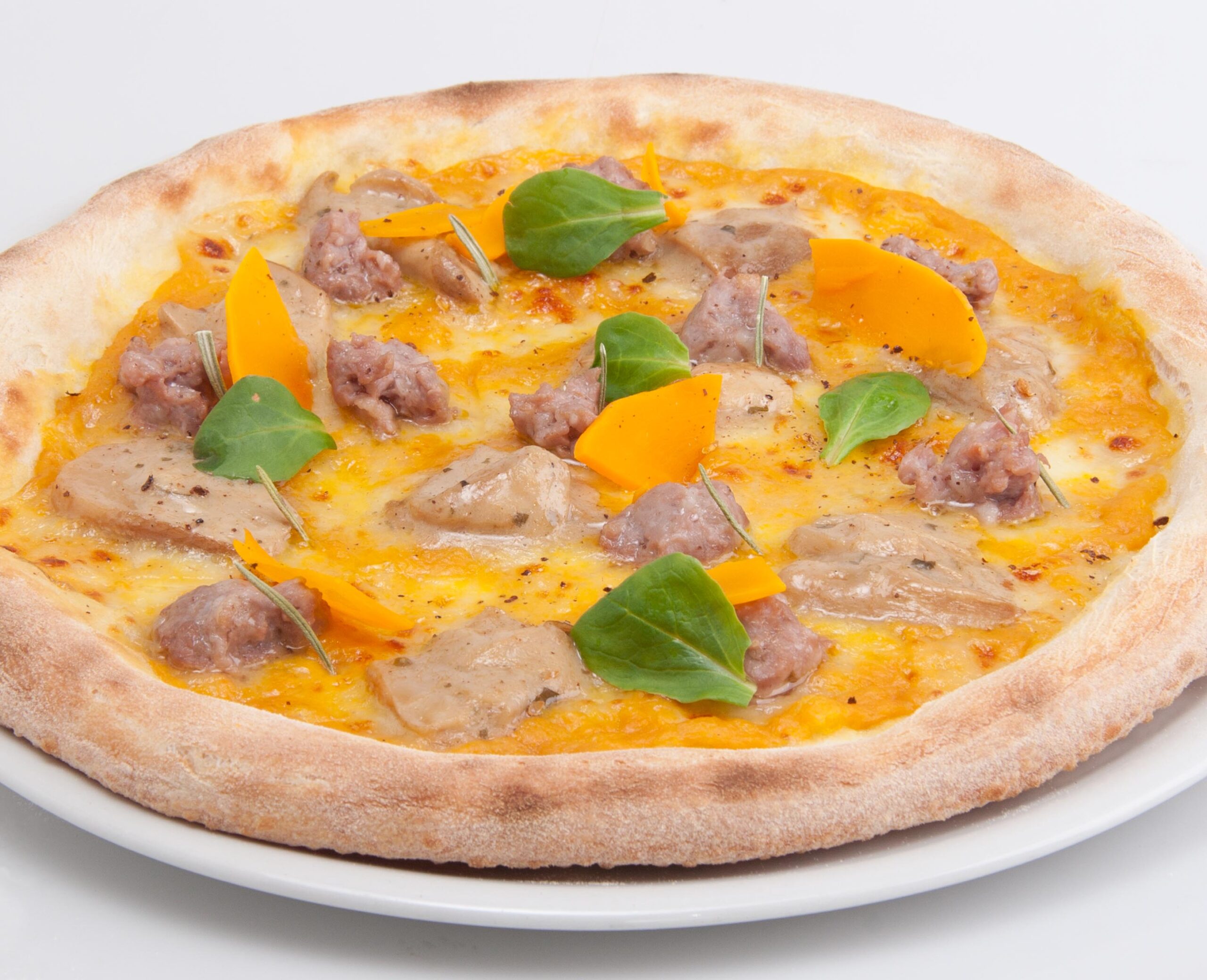 Pizza con crema di zucca, mozzarella, porcini e salsiccia - La Voce Online